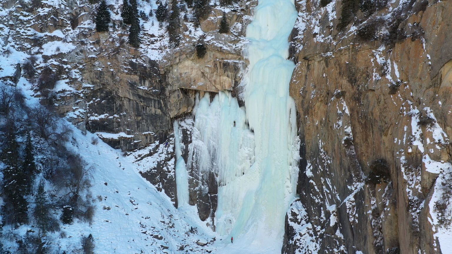 Ice climbing in Barskon valley, Kyrgyzstan · Alatau Guide